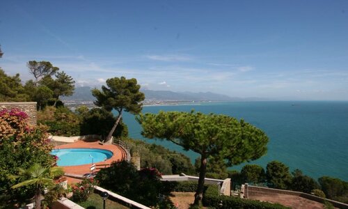 Sea view villas and apartments in Italy